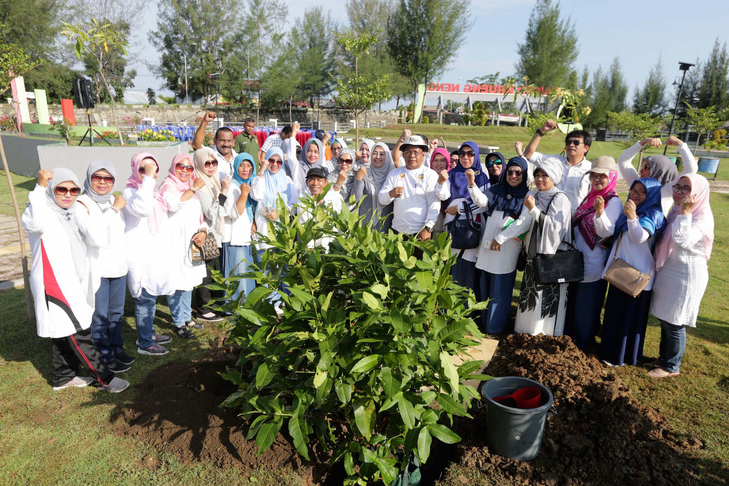 Wali Kota Tanam Pohon Bersama Alumni Fakultas Pertanian Unsyiah Angkatan 84 di Taman Krueng Neng